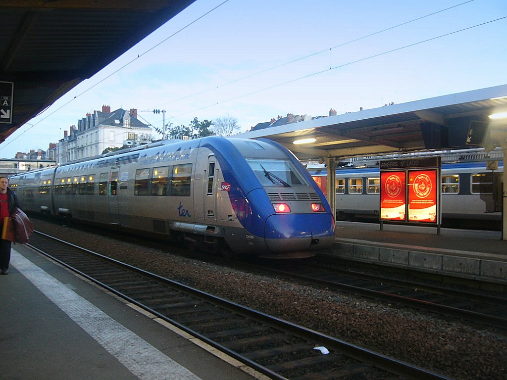 SNCF Z20500 20505 en Gare SNCF Angers St Laud. Train pour Saumur et ...