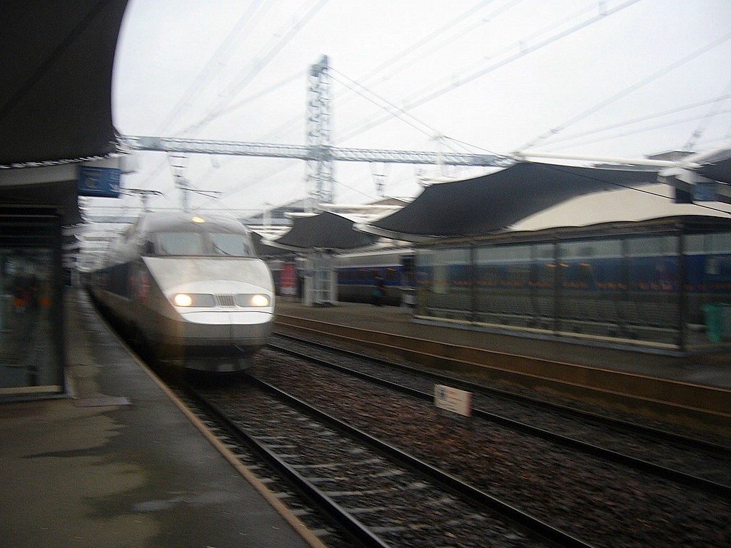 SNCF TGV Passant la Gare SNCF Le Mans en Vitesse. Train Vitesse pour ...