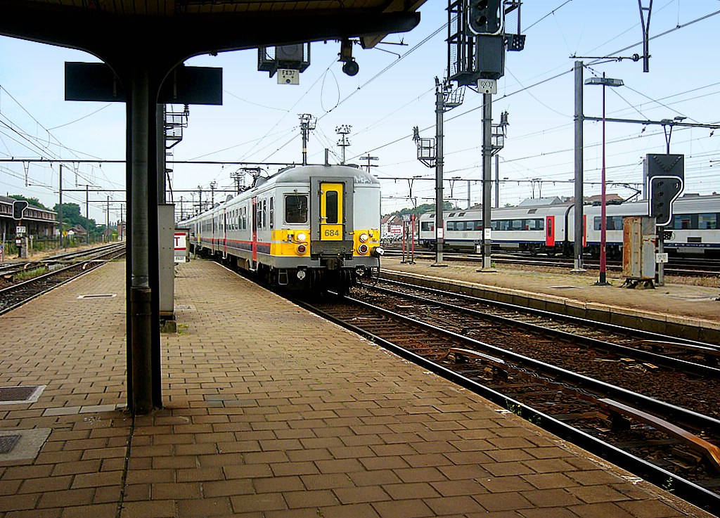 SNCB AM66 684 Entrer Dans la Gare SNCB Tournai. Train pour Leuze et Ath ...