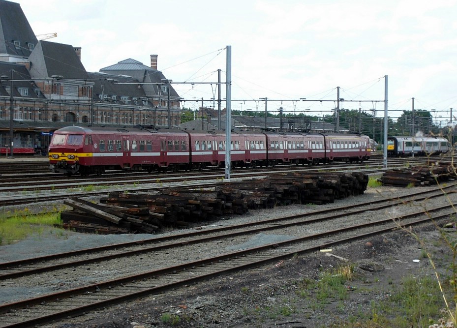 SNCB AM75 829 et SNCB AM96 456 en Gare SNCB Tournai. Train Immobile ...