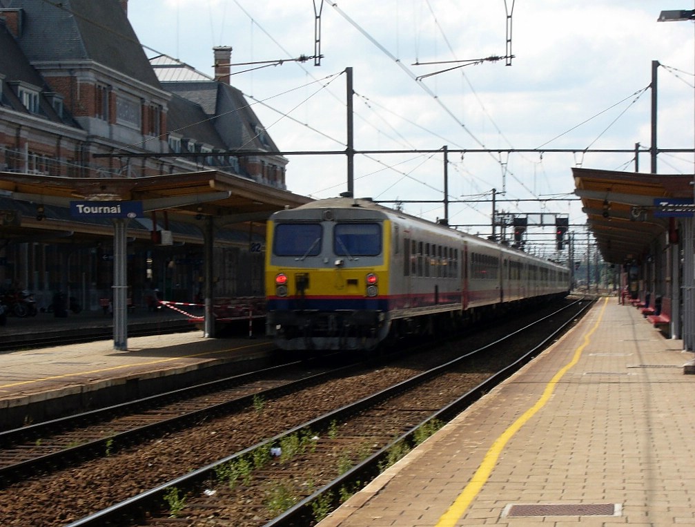 SNCB M4 en Gare SNCB Tournai. Train pour Mouscron et Courtrai. NMBS M4 ...
