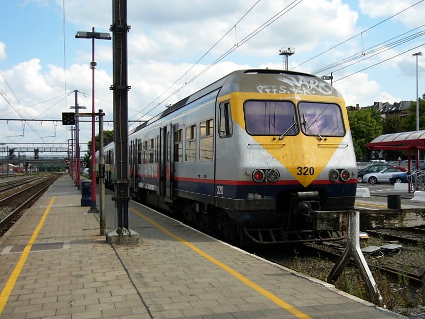 SNCB AM80 320 en Gare SNCB Tournai. Train Immobile. NMBS AM80 320 im ...