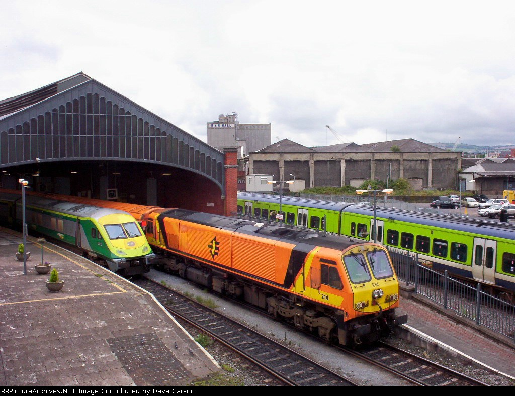 Irish Rail Mk 4 Driving Trailer 4002 and 201 class loco 214 with Dublin ...