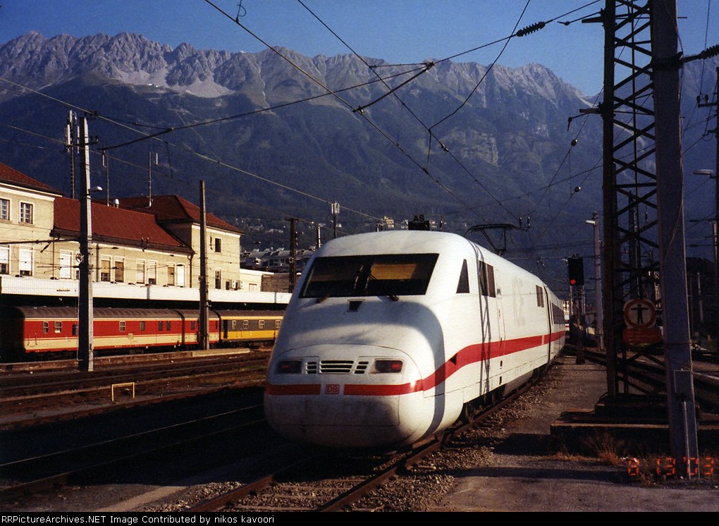 ICE-1 trainset departs Innsbruck for Berlin with the spectacular ...
