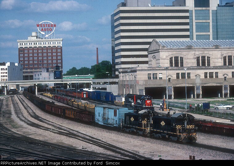 KCT 79 @ KCUS w/SP business train at the Amtrak platform