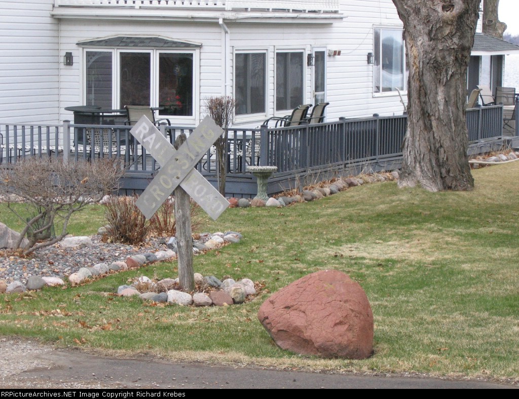 Crossbuck Yard Momento