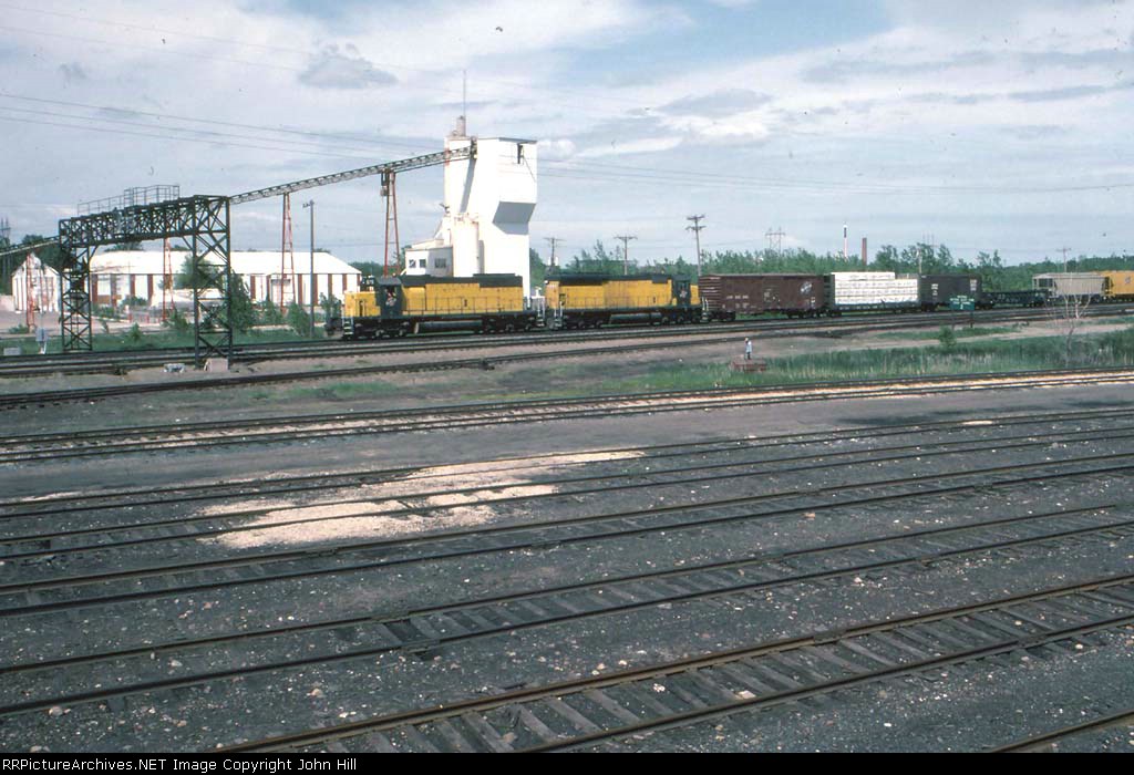 1232-36 Eastbound C&NW freight approaches BN ex-GN Saint Anthony Junction