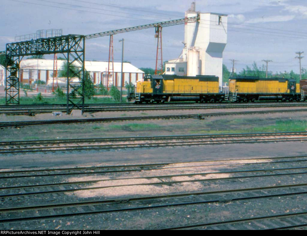 1232-36a Westbound C&NW freight approaches BN St. Anthony Jct.