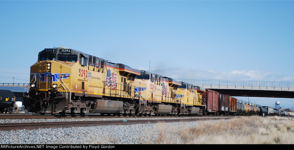 UP 5292 leads UP freight east ward