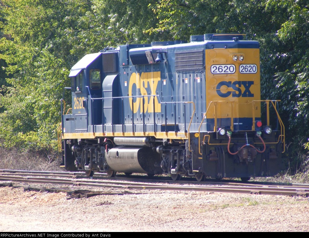 CSX 2620 sits near the small CSX Yard Office
