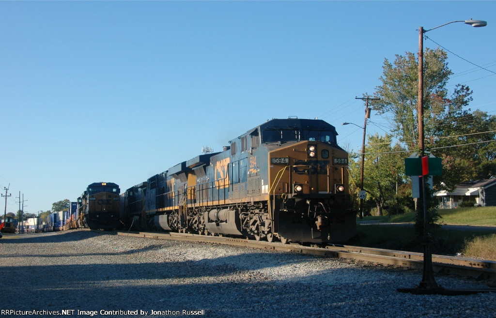 CSXT 594 leads CSX-G988
