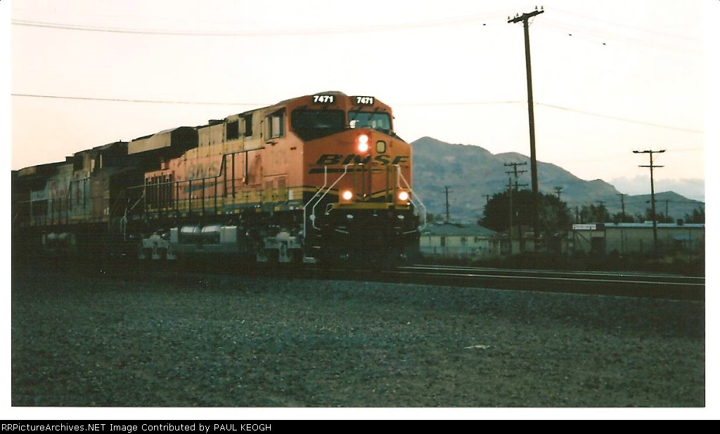 BNSF 7471 pulls the grade towards the Tehachapi loop at sunset.