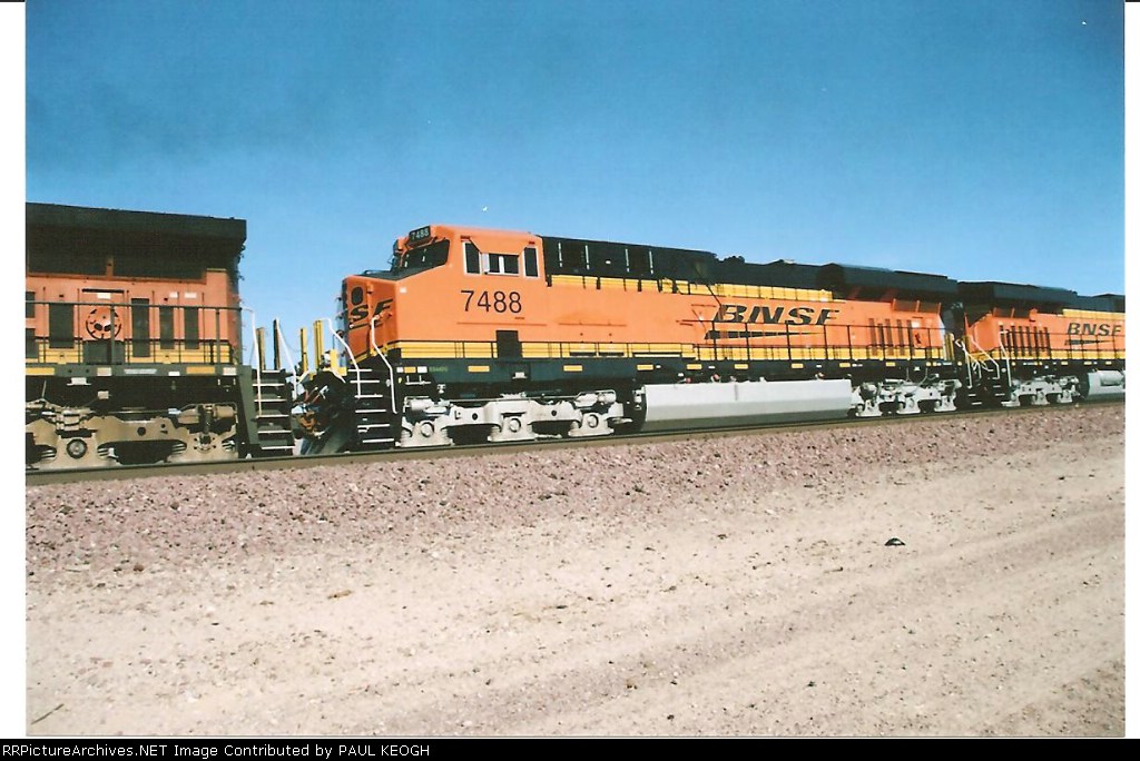 BNSF 7488 AND BNSF 7487 roll west towards BNSF Barstow yard on a Z-train