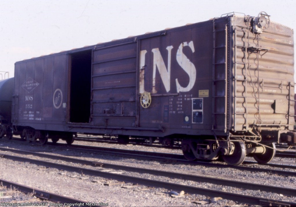 Rare MN&S boxcar in brown