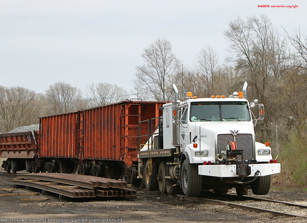 Amtrak utility truck with stone cars
