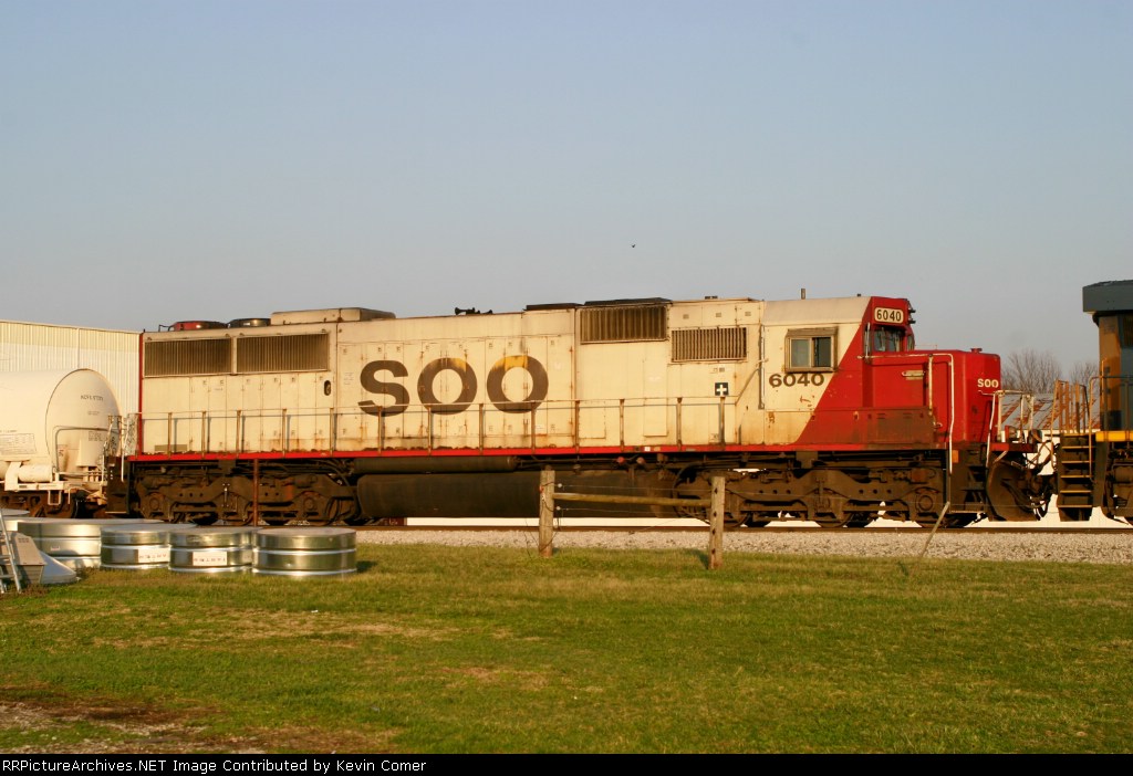 Afternoon sun highlights SOO 6040 on CSX Q275 before they back into ...