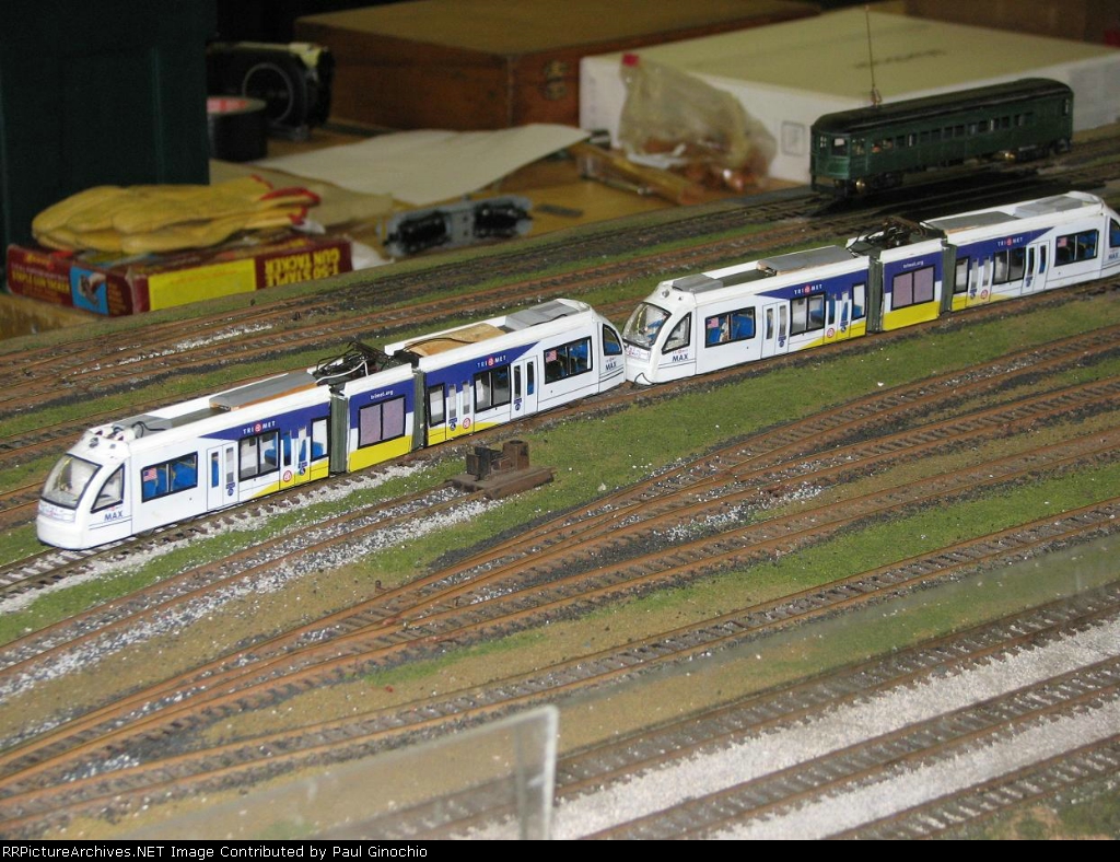 Tri Met MAX units in HO scale