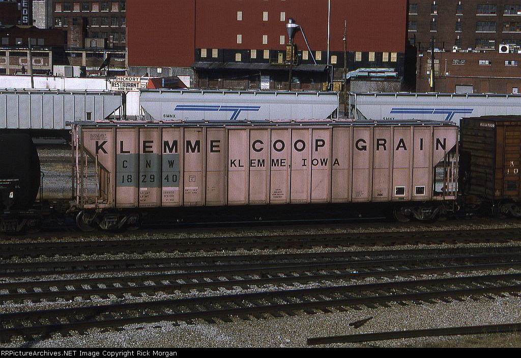 CNW covered hopper 182940