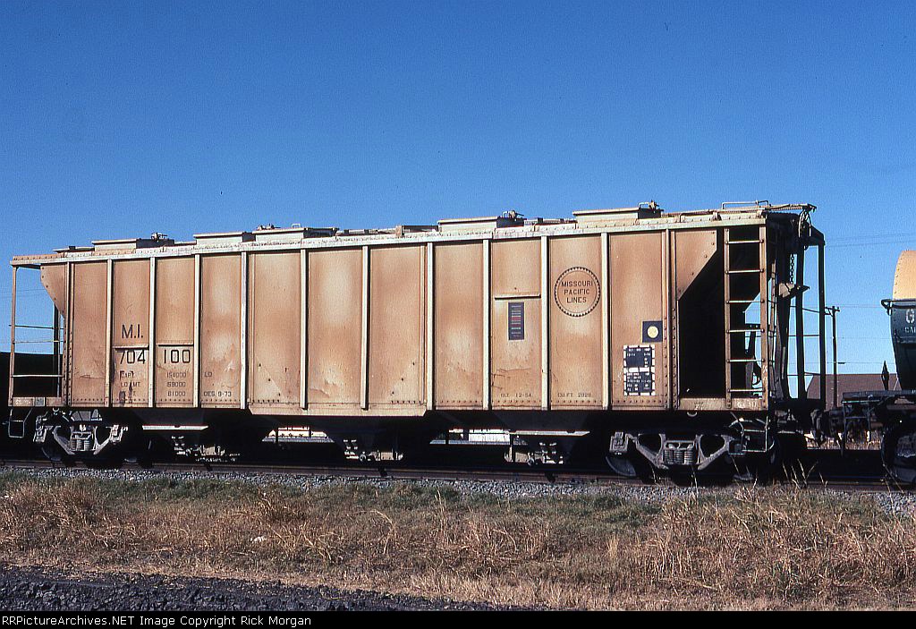 MI covered hopper 704100