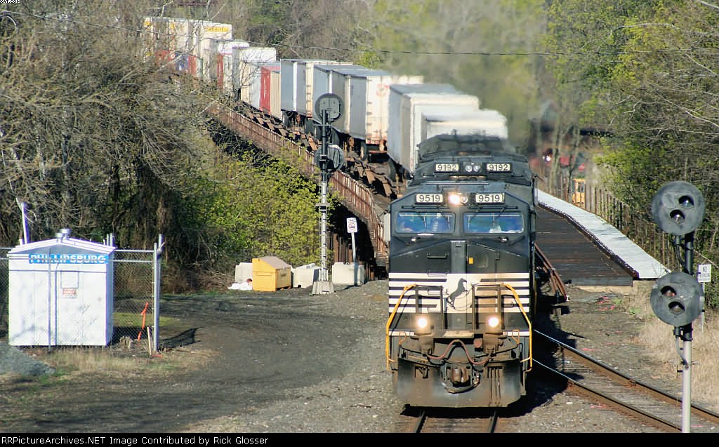 Eastbound 212 power enters NJ as its consist snakes the Lehigh line in ...