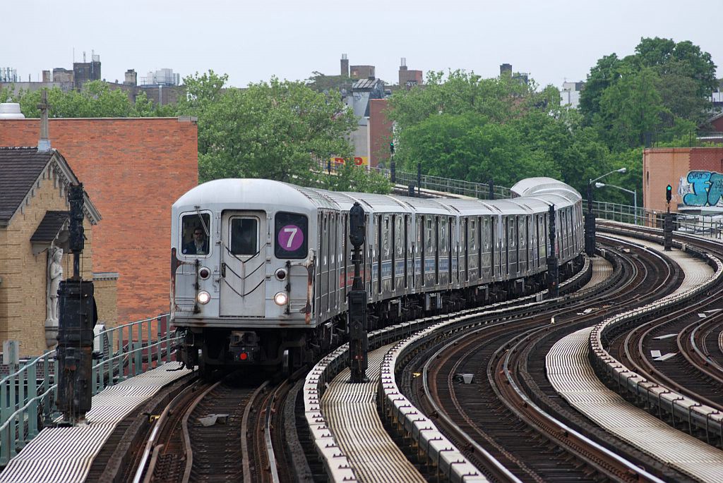 MTA #7 train arriving Woodside