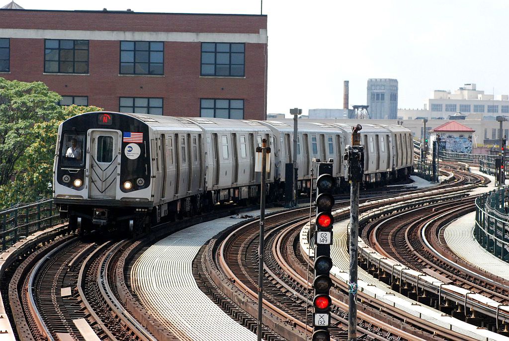 N Train @ 39 & Beebe