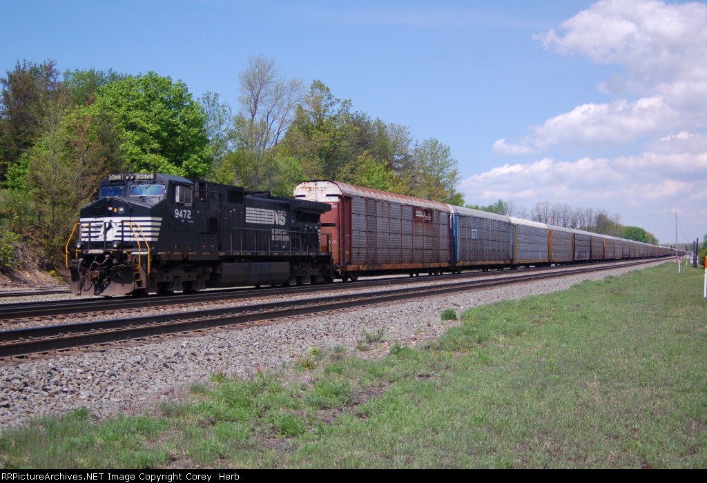 NS 9472 is at Cresson PA with a single unit and empty auto racks
