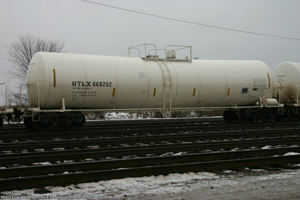 UTLX 668202 54 Ft Tank Car