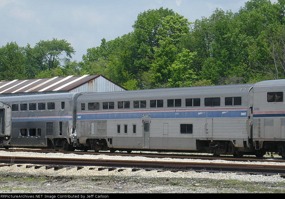 SF Hi-Level and a wreck-damaged Superliner