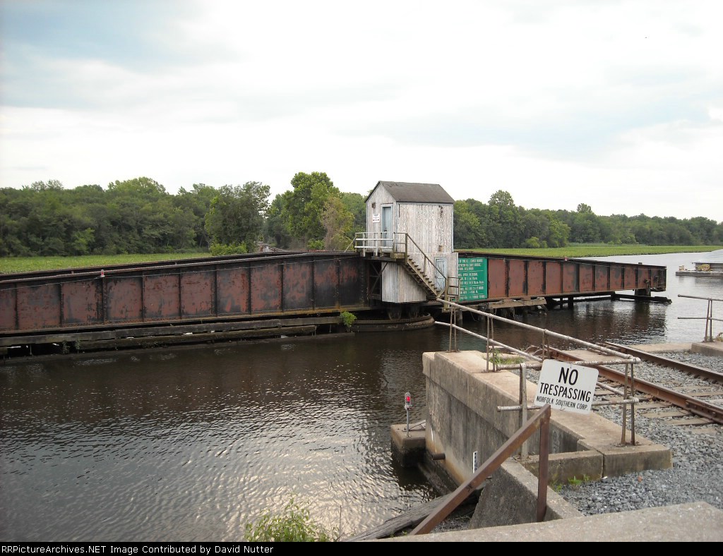 Swing bridge
