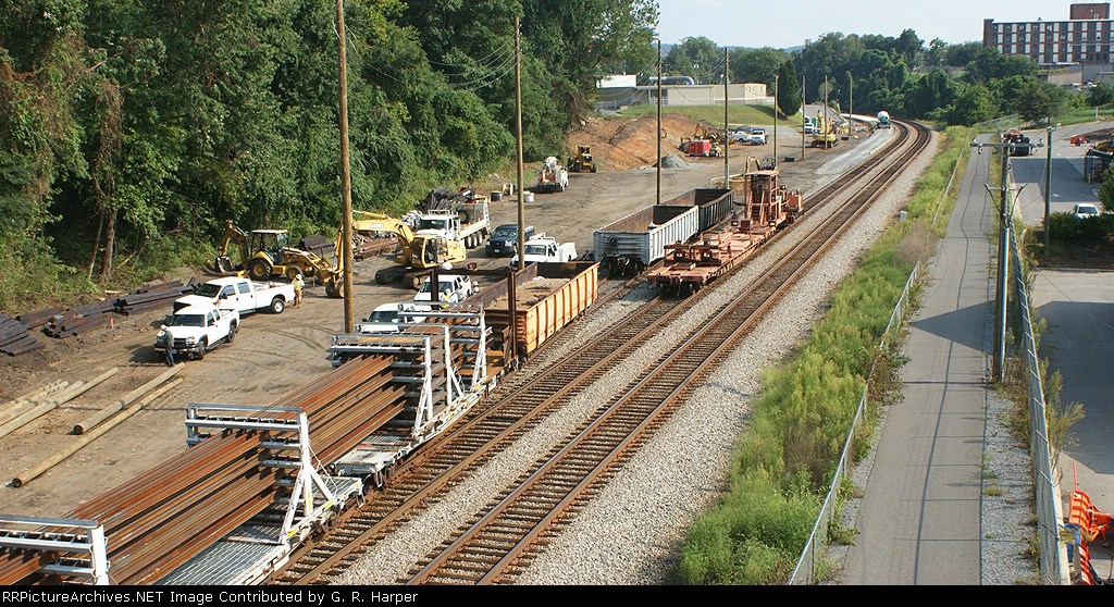 68 - NS rail train 912 sets off a gondola at the Kemper Street worksite ...