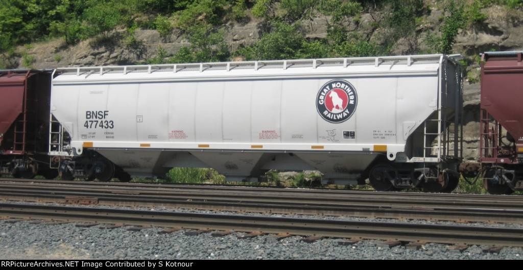 A Great Northern modern trinity grain hopper on the BNSF in Aug 2013.