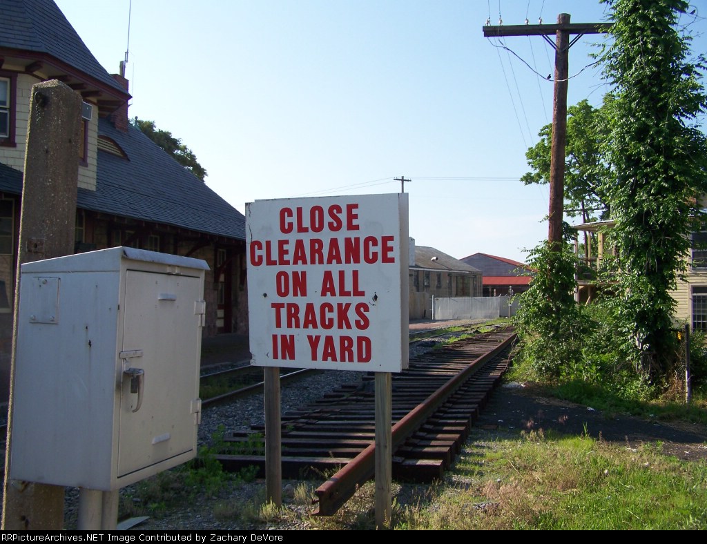 Close Clearance Sign
