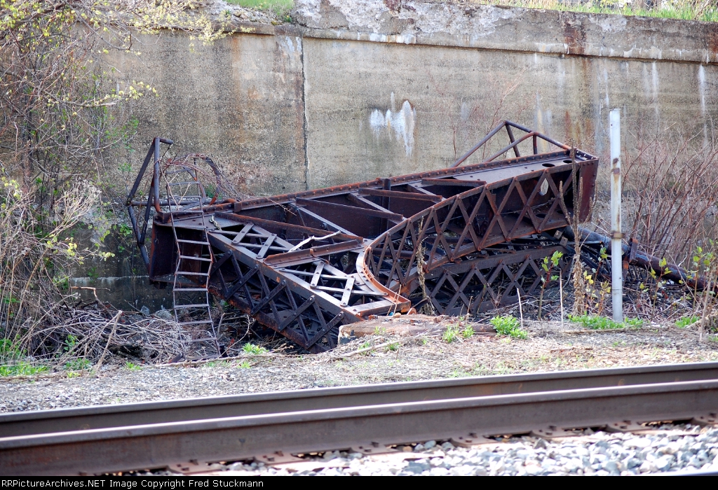 Across the way, the B&O cantilever signal bridge has likewise been cut ...