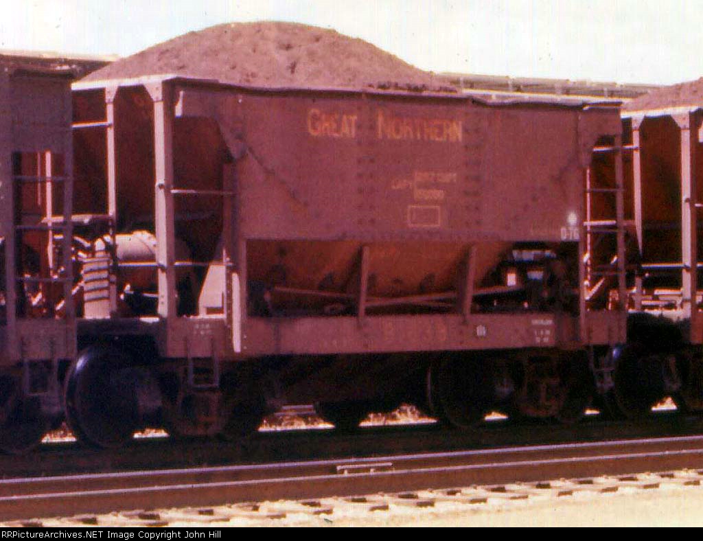 1015-25b Eastbound BN ore train at Northtown Yard