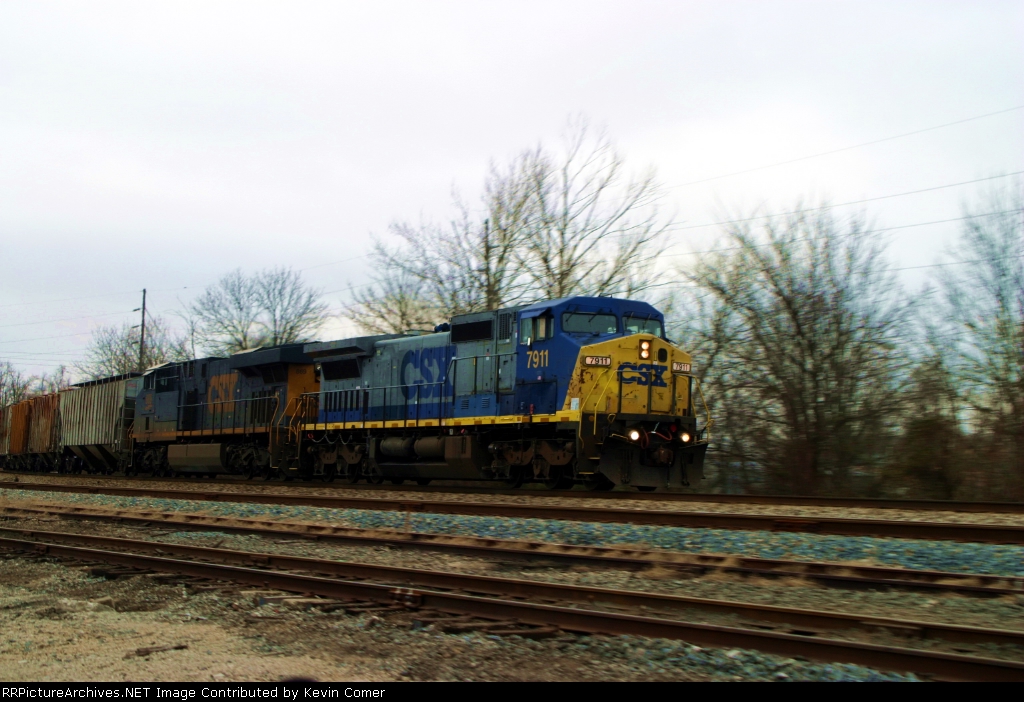 CSX 7911 leads Q574 north through the yard
