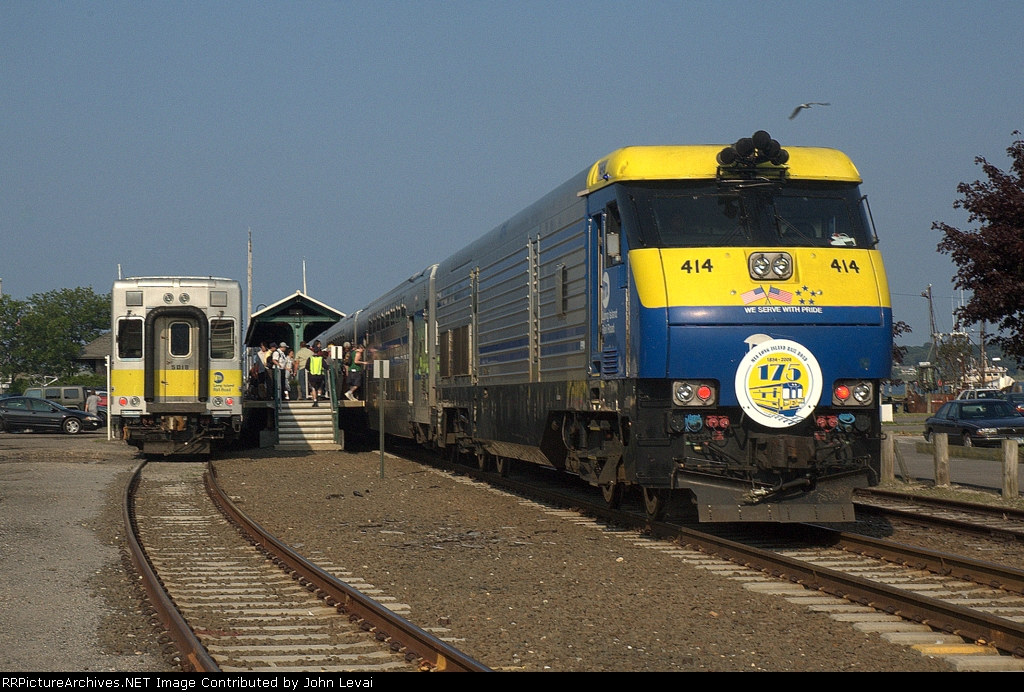 DE30 beside a C3 Bilevel Cab.
