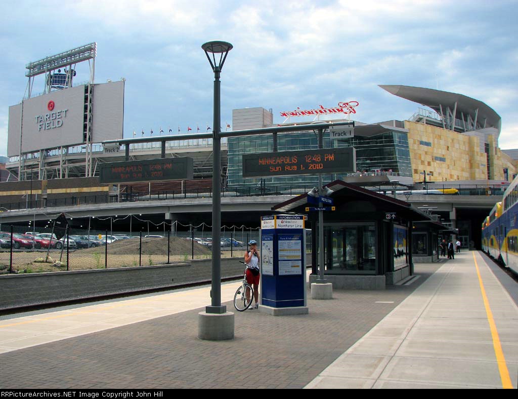 100801024 Northstar Train At Target Field Station
