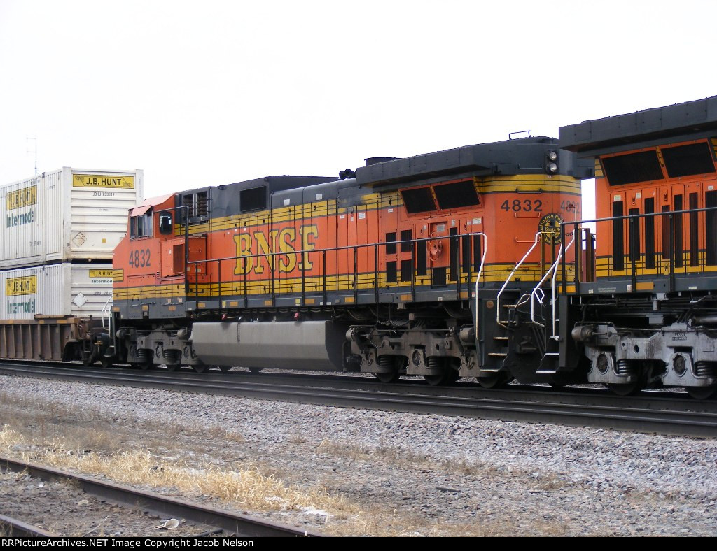 BNSF 4832