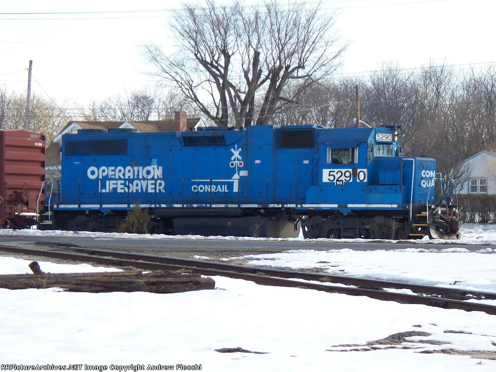 CONRAIL(NS) 5290 WAITS FOR CSX 2725 TO SPOT CARS AT GENERAL MILLS ...