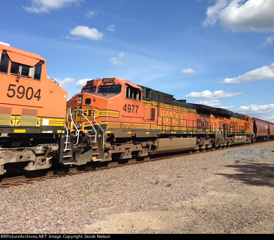 BNSF 4977