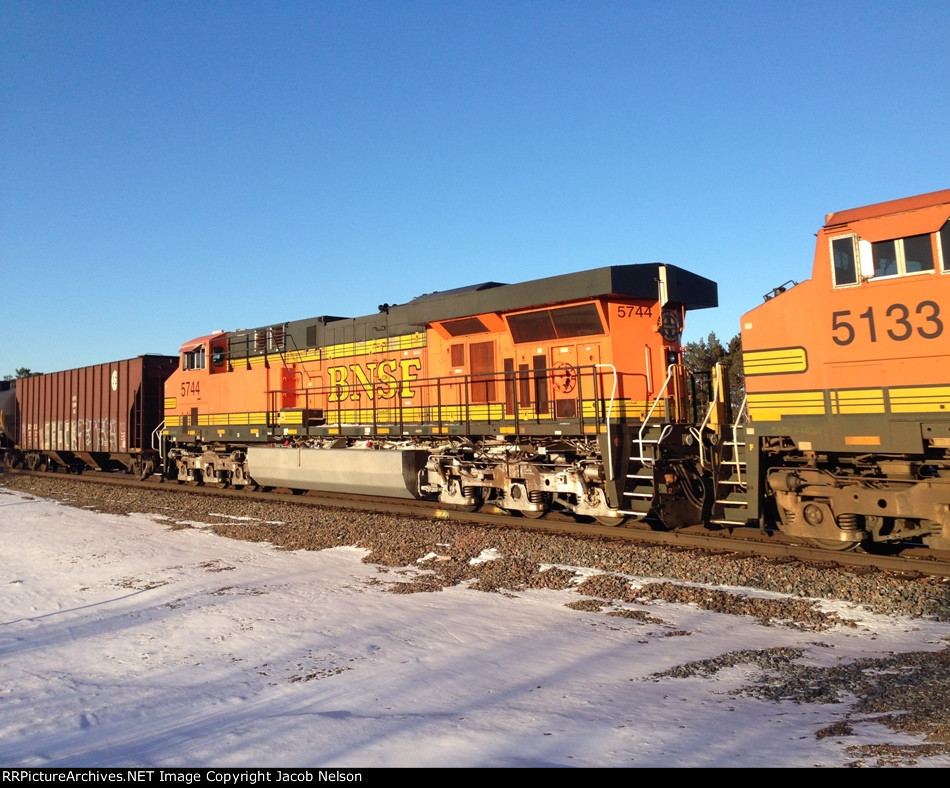 BNSF 5744