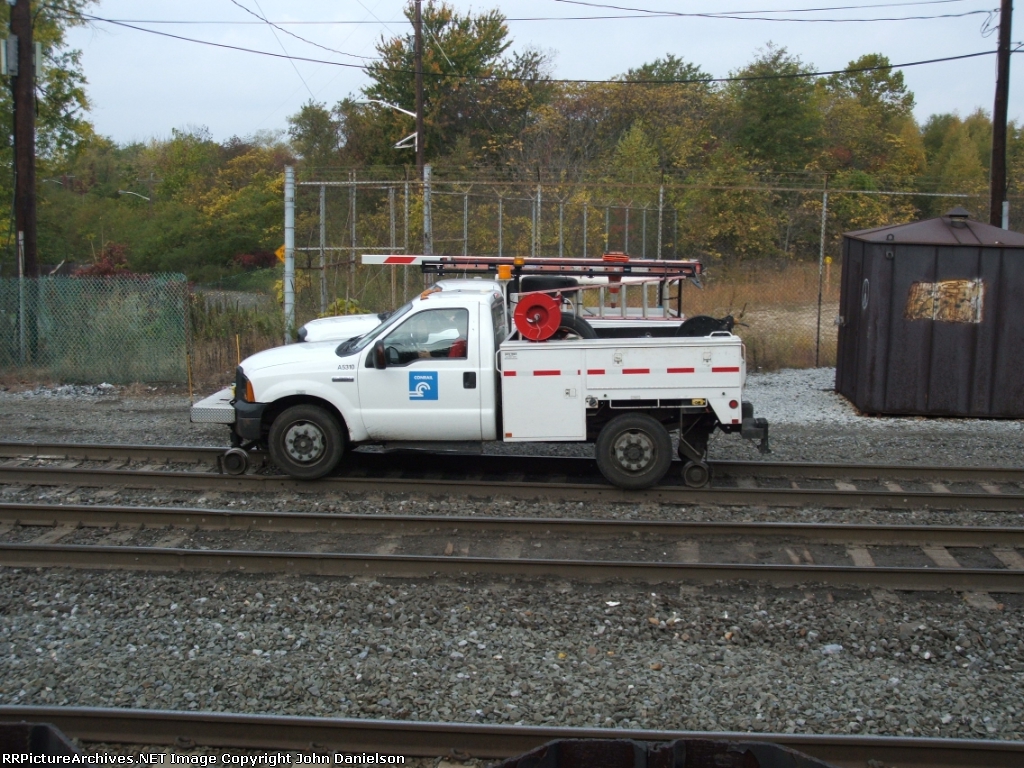 Hi-rail vehicle
