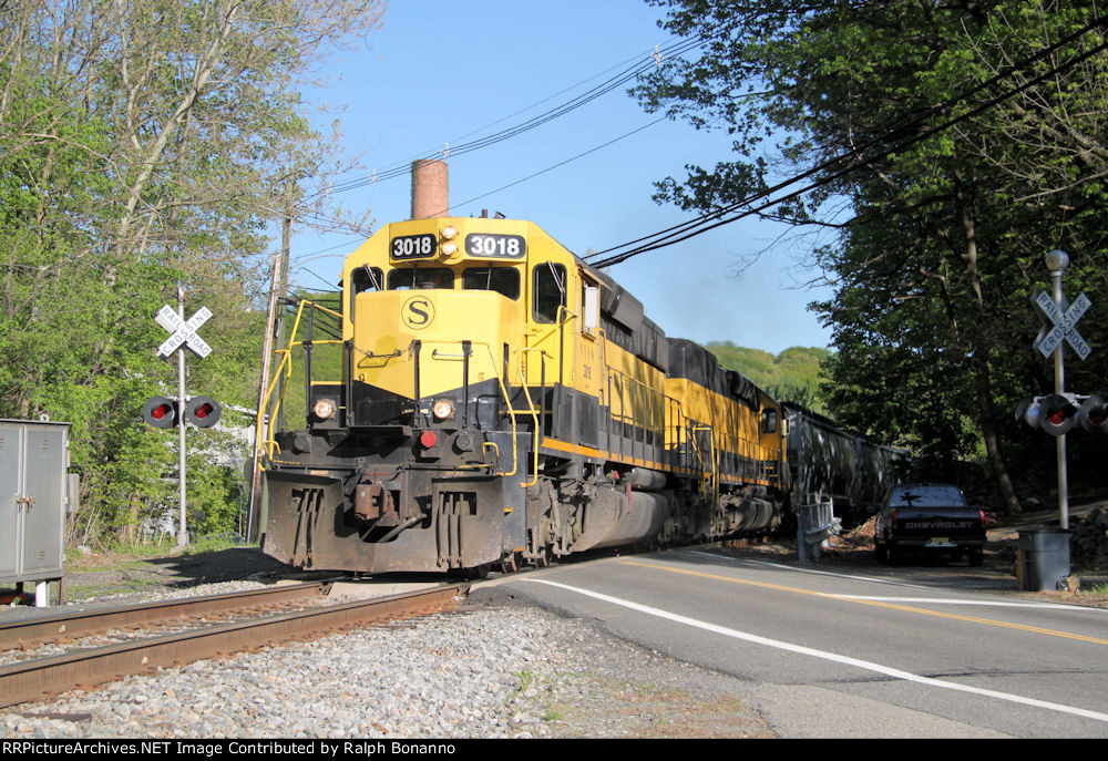NYS&W SD40 # 3018 leads road freight SU-99 across Hamburg Turnpike just ...