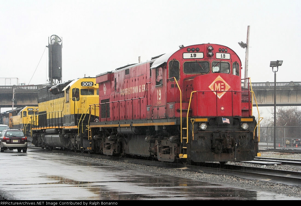 M&E C424 19 and NYSW 3012 sit adjacent to the yard office. The M&E unit ...