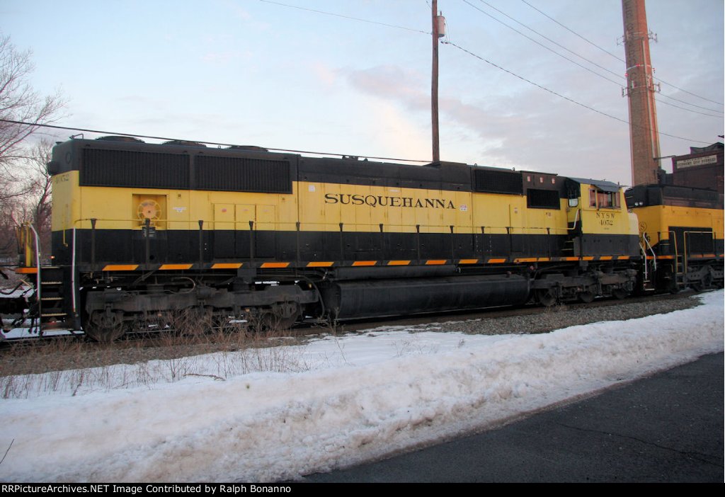 NYSW SD70M # 4052 as seen from the rear as road train SU-99 is assembled