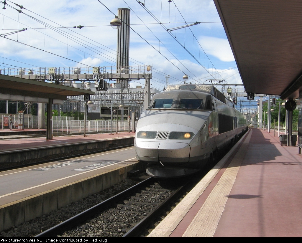 TGV Atlantique arriving