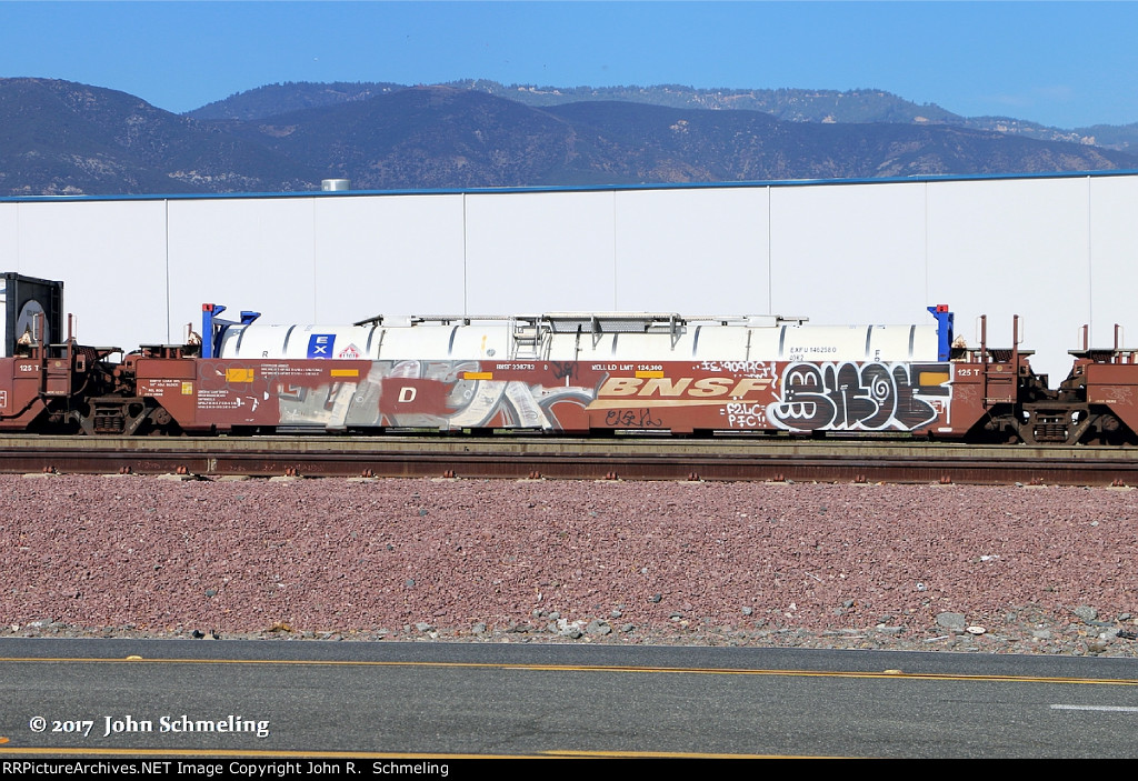 BNSF 238782-D. Container: EXFU 146258 (40' Tank Container). Verdemont ...
