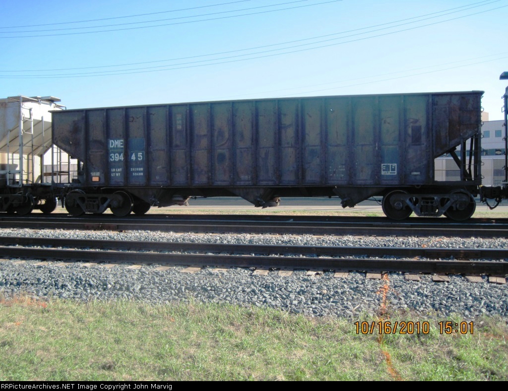 DME 3 bay open hopper on siding