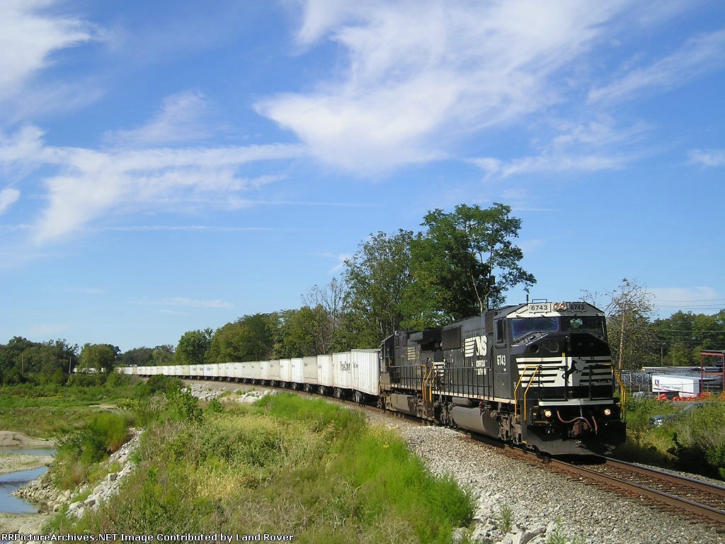 NS 6743 ON NS 251 Eastbound